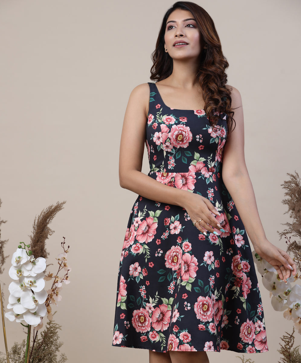 Princess Line Scoop Neck Sleeveless Dress – Zigzag